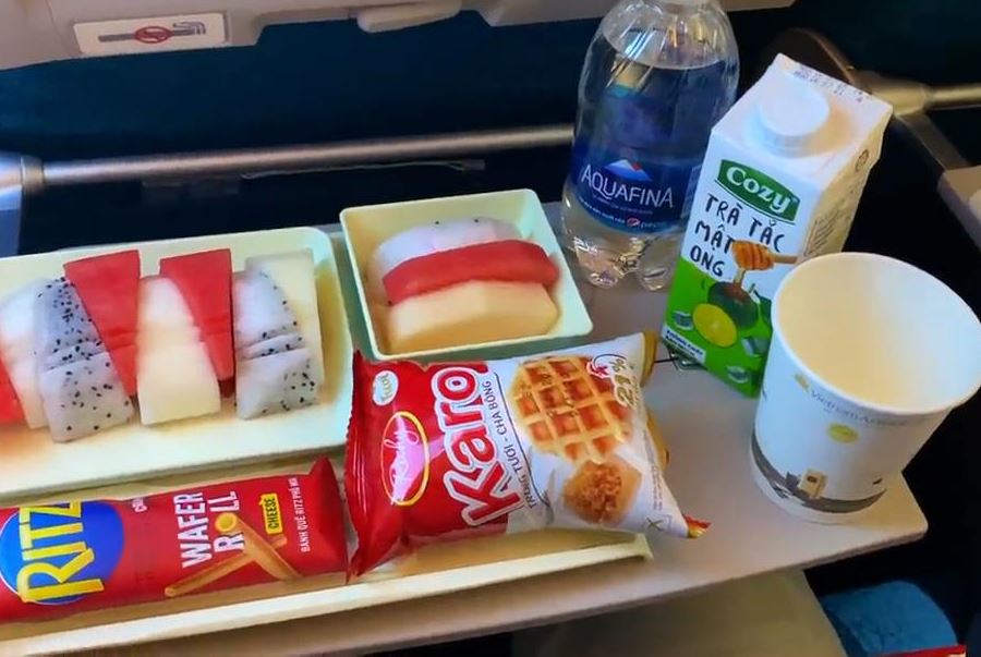 Egg-stuffed waffle Karo - a delicate snacks on VietnamAirlines